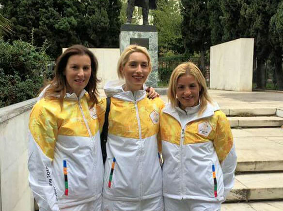 Ολυμπιονίκες στην τελετή παράδοσης της Ολυμπιακής φλόγας για τους ...